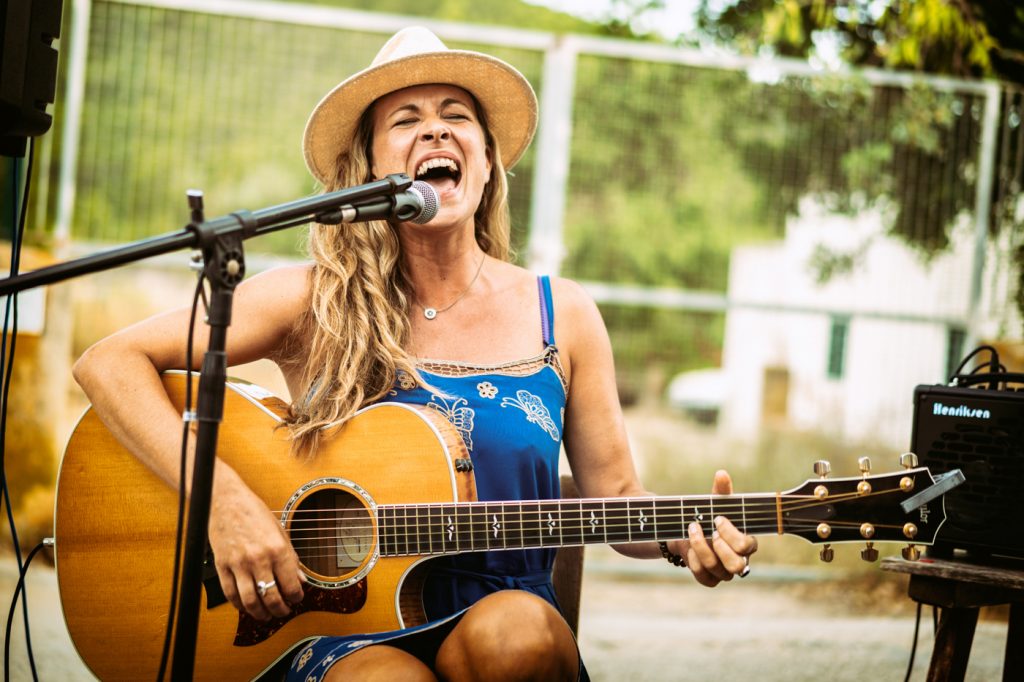 Catherine Taylor Dawson y su banda, en Can Jordi Blues Station - Sant ...