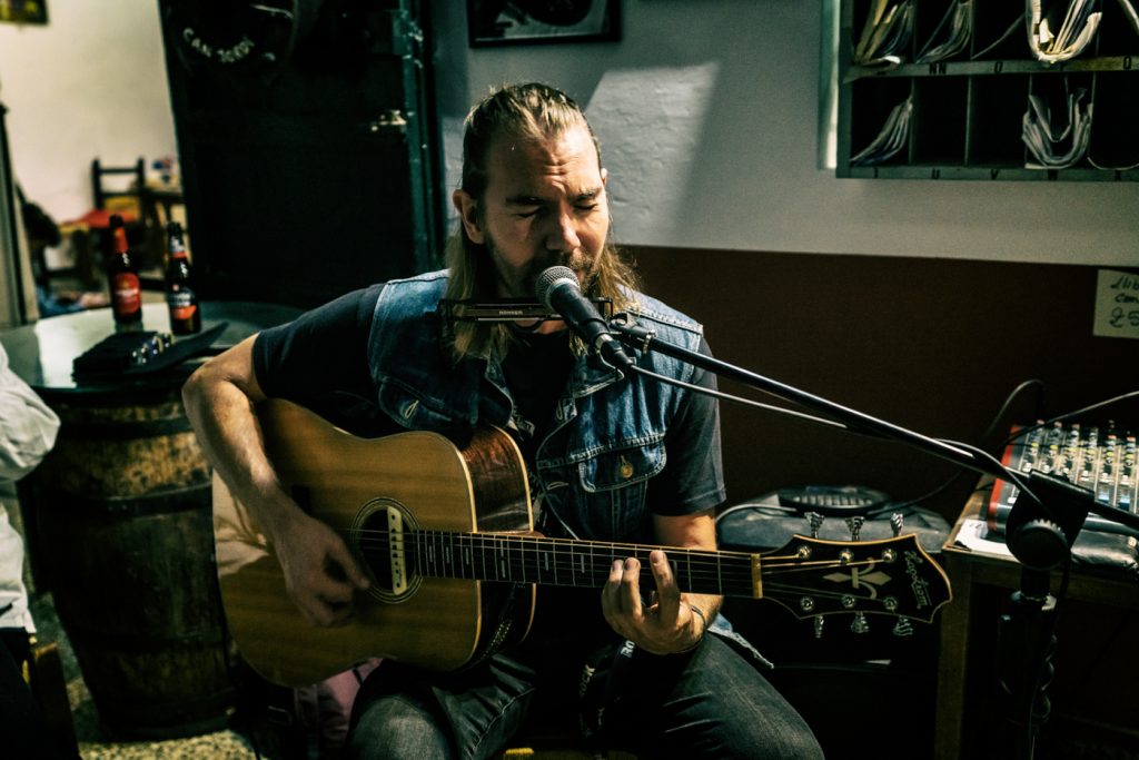 Ángel Wolf y su colección de armónicas, en Can Jordi Blues Station ...